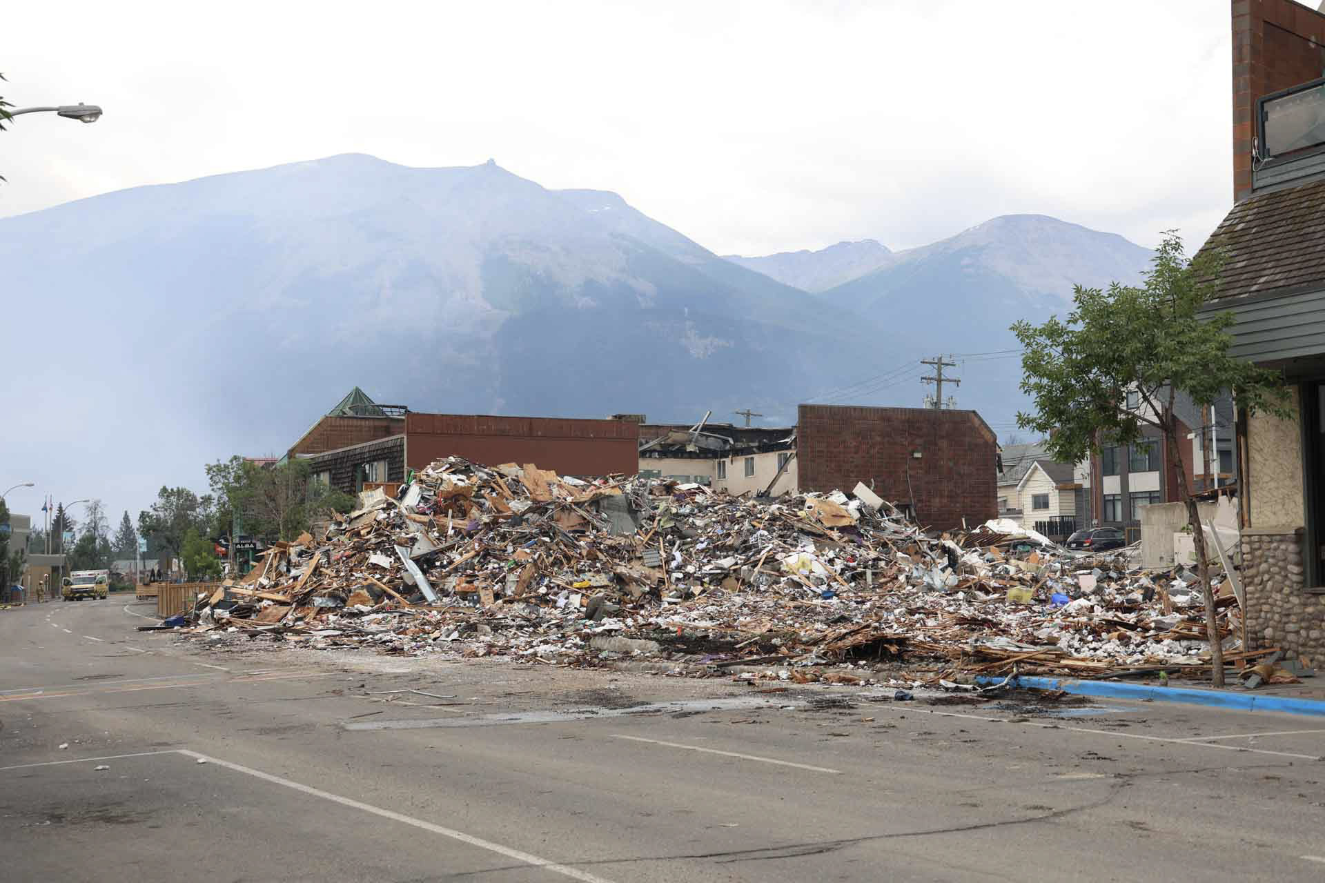 Alberta Premier Smith praises Jasper evacuees eager to rebuild
