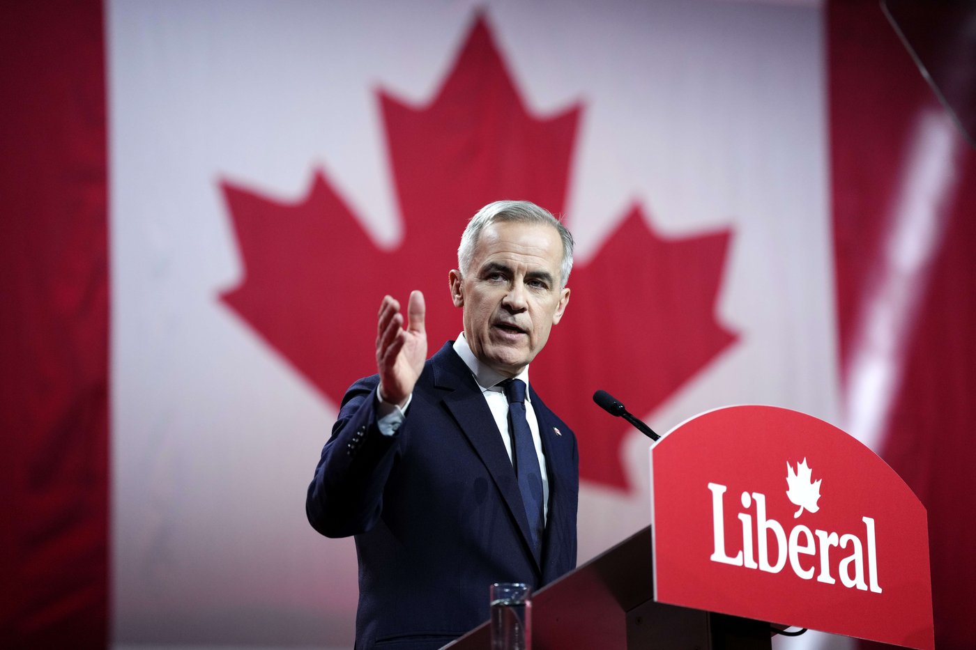 Edmonton Oilers fan Mark Carney practises with team before their game ...