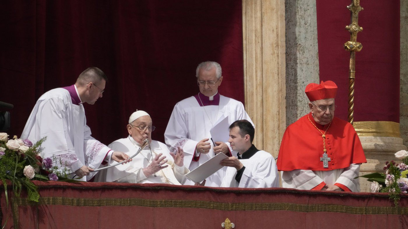 Viva il Papa! Pope Francis appears on Easter Sunday to cheers as he ...