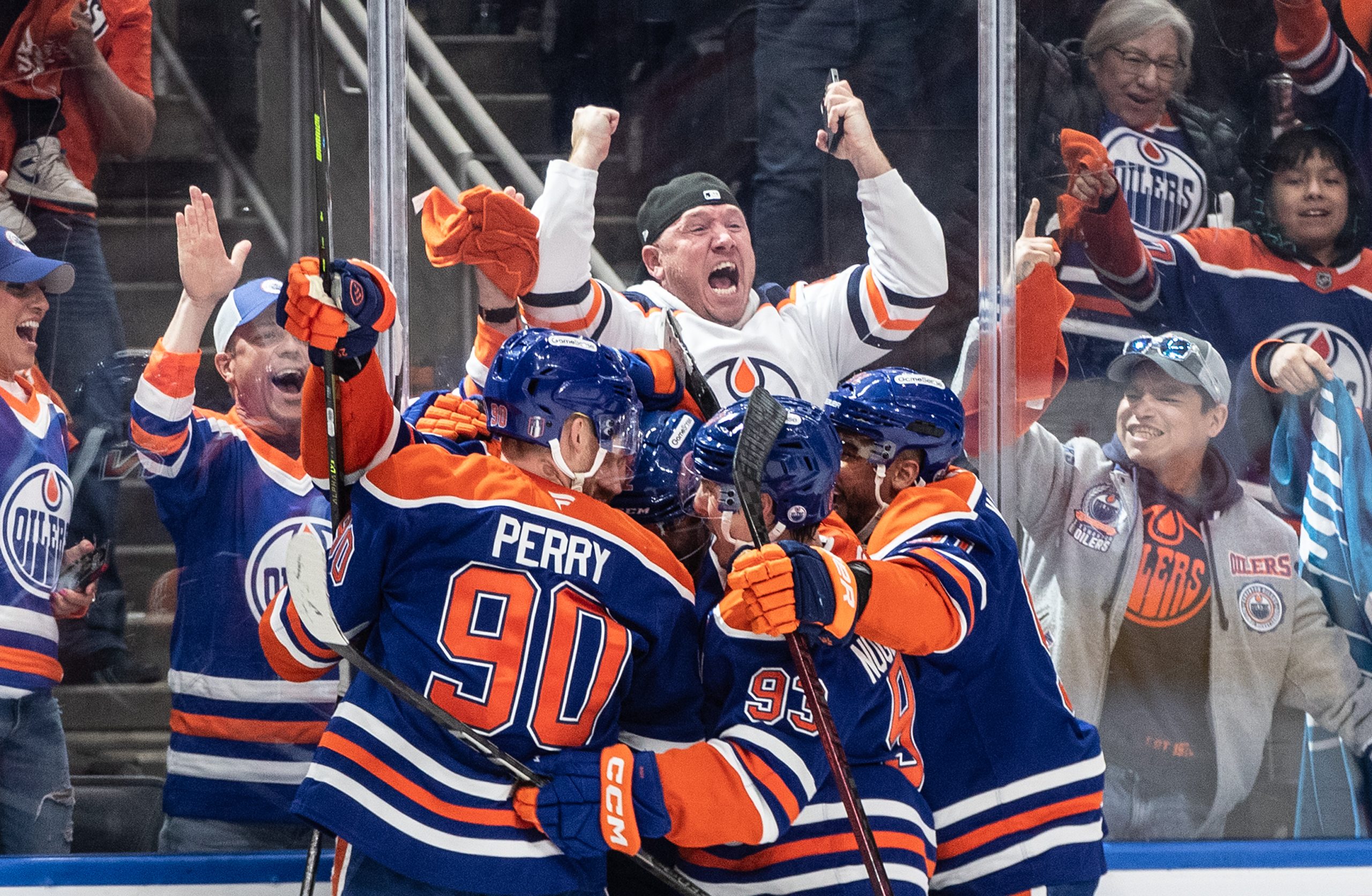 Oilers win 4th straight first round series against Kings