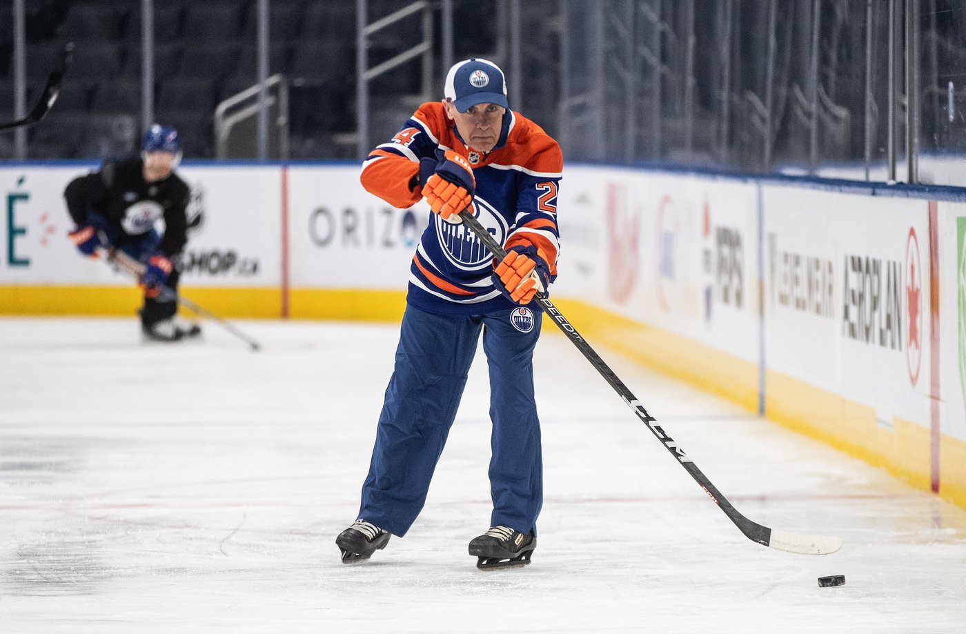 Edmonton Oilers fan Mark Carney practises with team before their game ...