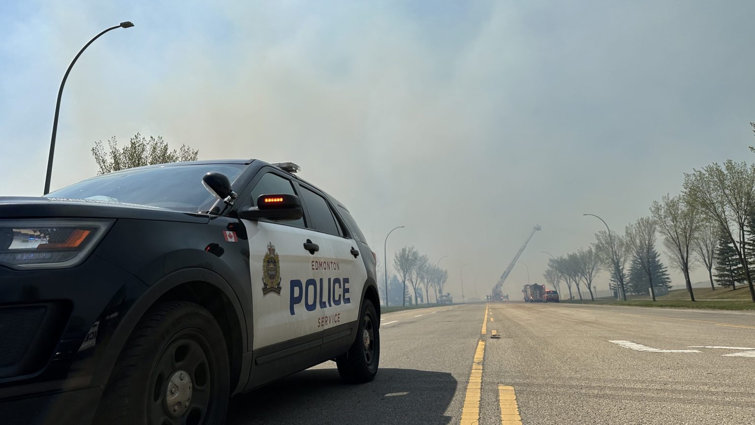 West Edmonton brush fire sends clouds of smoke in the air