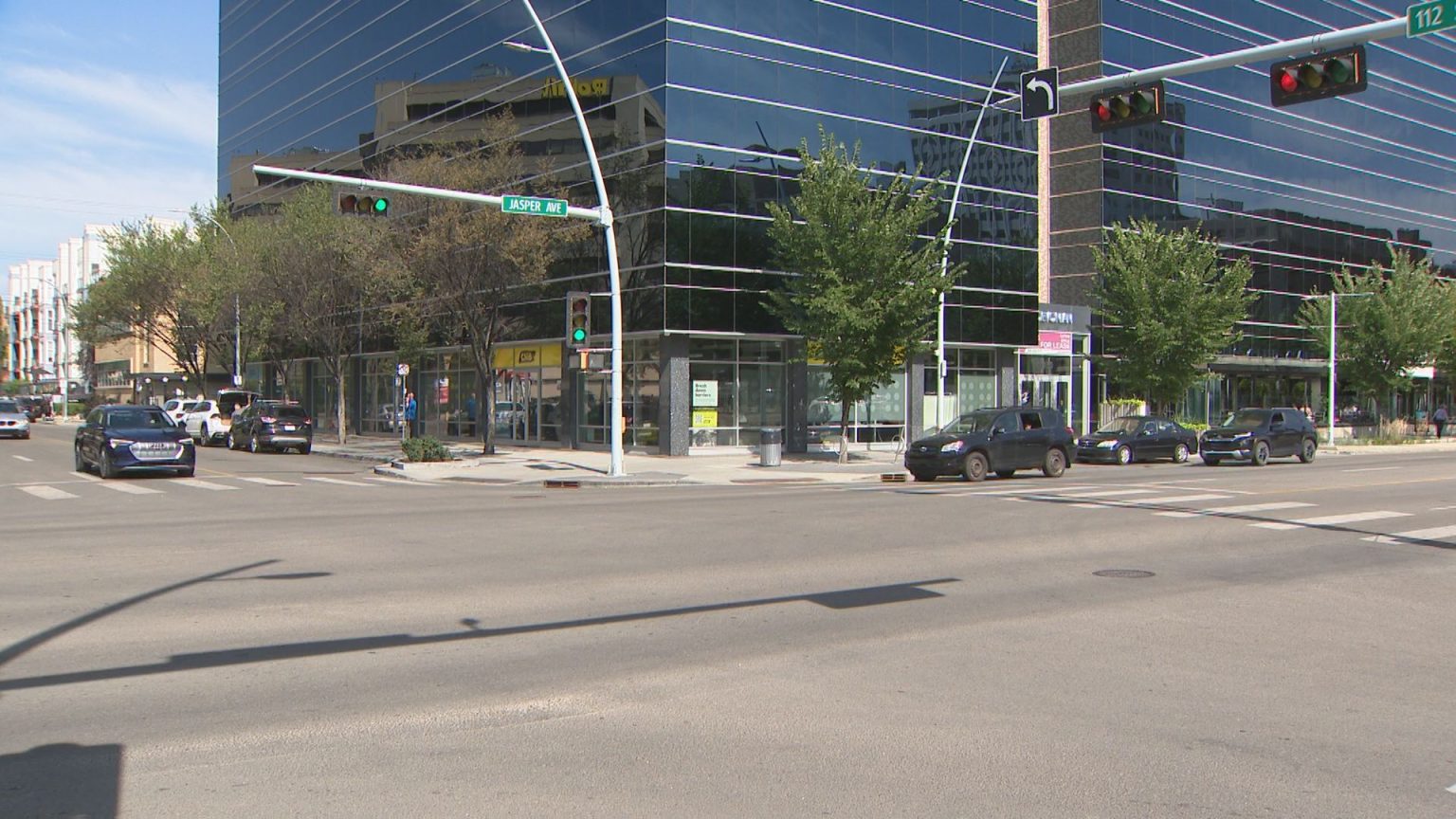 Police warn public of fake cell phone promotional scam in Edmonton