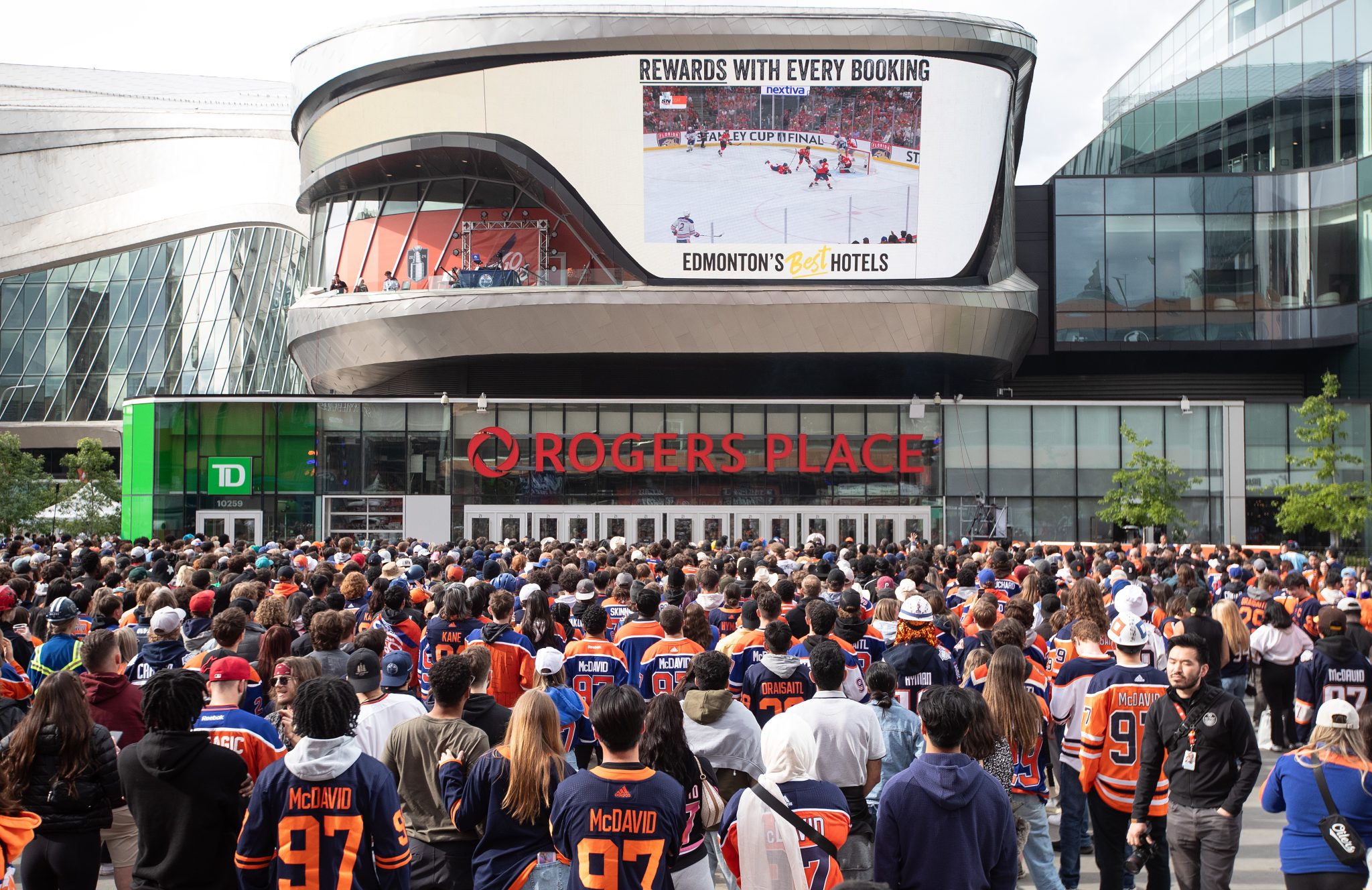 IN PHOTOS: Fans cheer on Oilers at Game 5 watch party outside Rogers Place