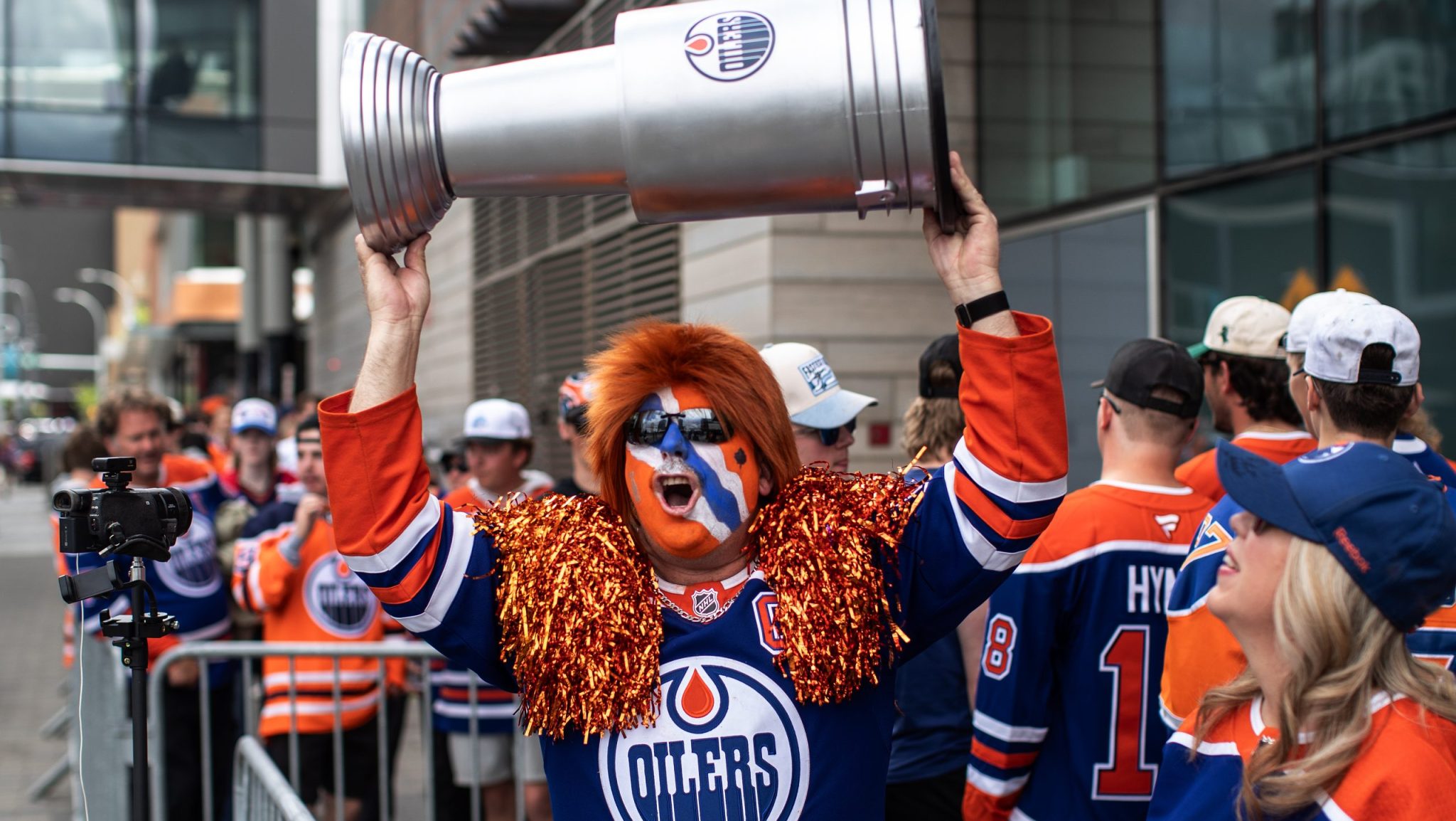 Edmonton Oilers superfans cross ocean, paint body in blue and orange to ...