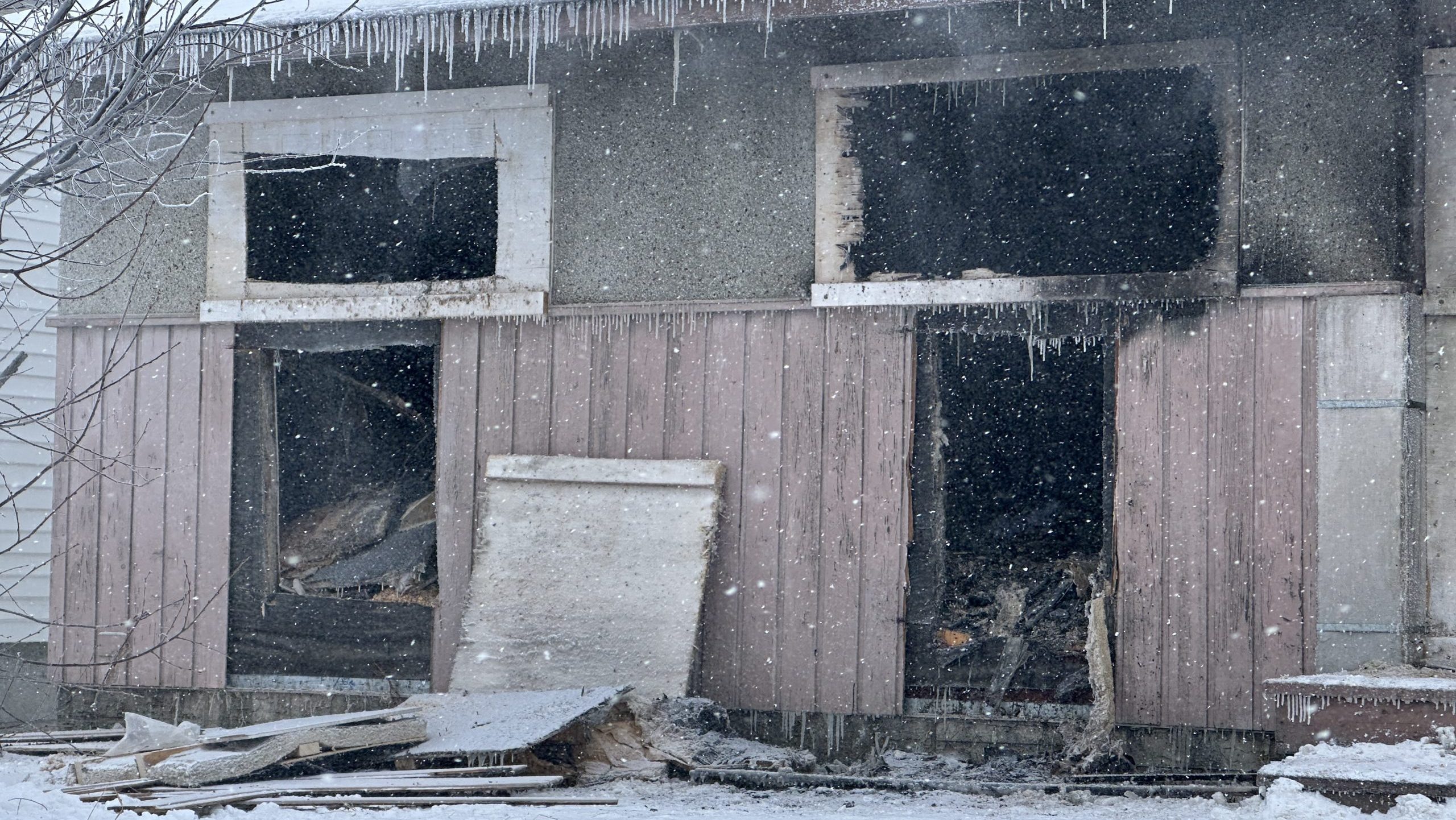 Edmonton firefighters putting out final hot spots at abandoned house in ...