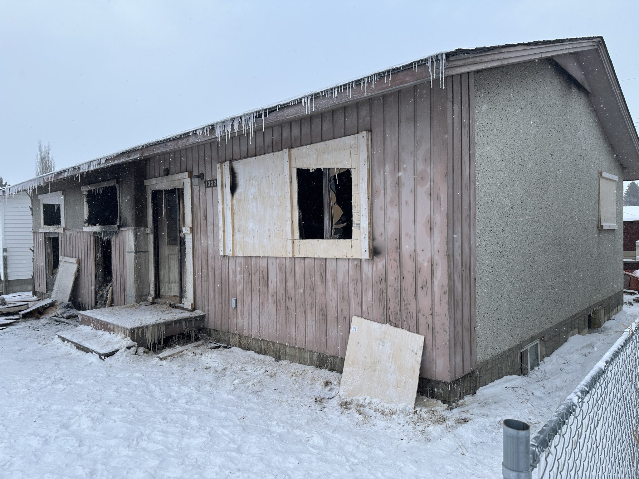 Edmonton firefighters putting out final hot spots at abandoned house in ...