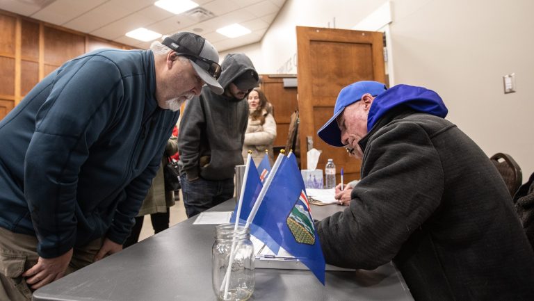 Hundreds line up in Stony Plain to endorse referendum on Alberta ...