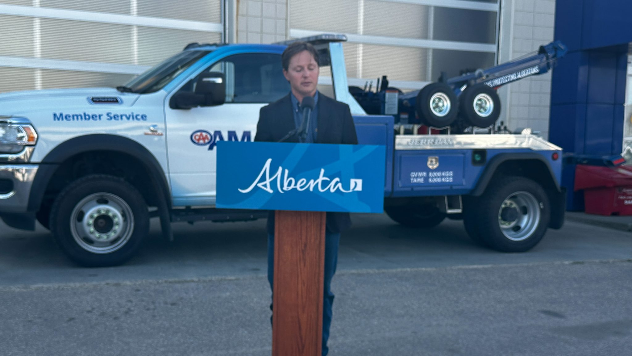 Alberta cracks down on predatory tow truck drivers with new rule