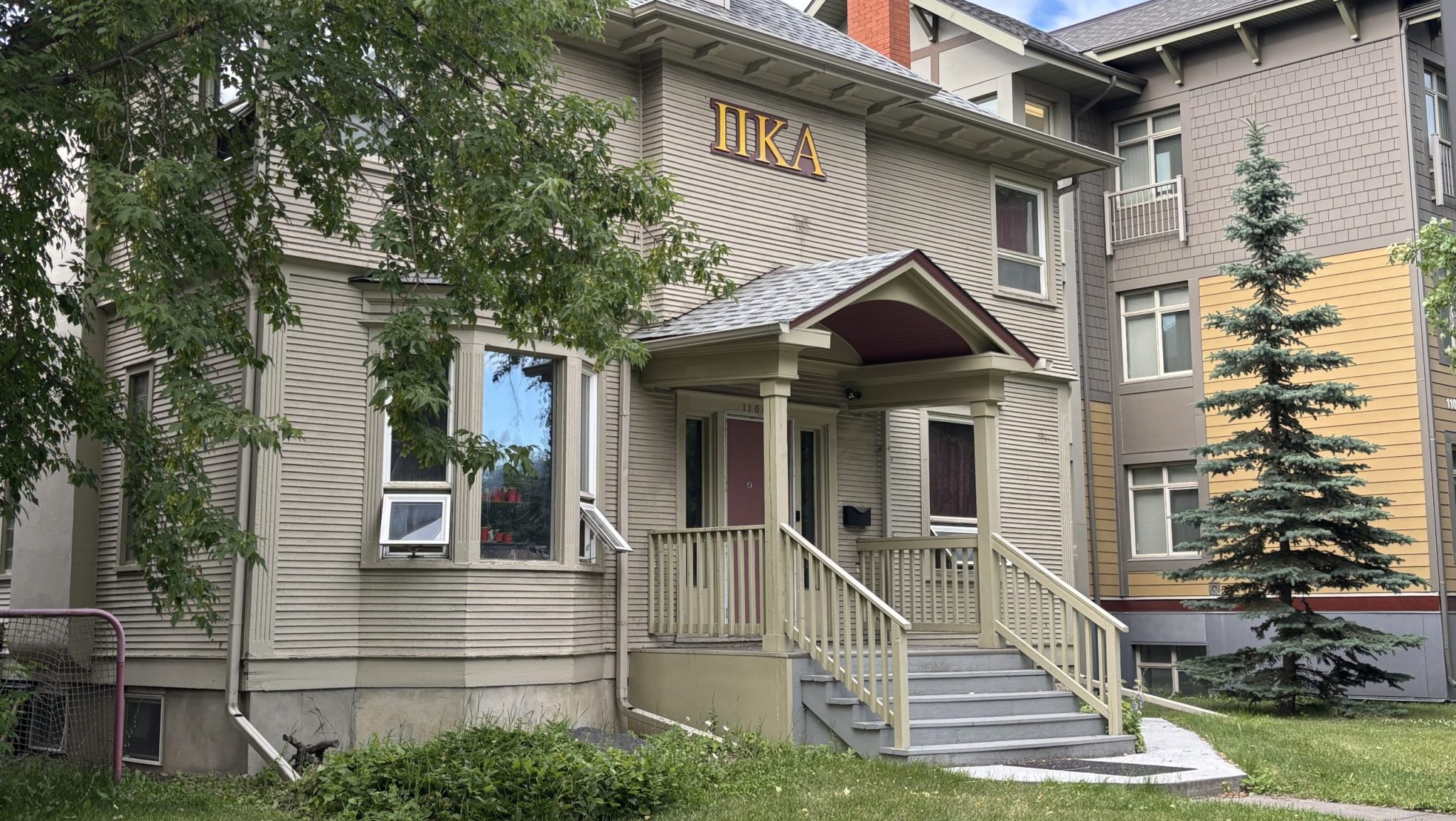 Crash closes Highway 21 overpass southeast of Edmonton, slows traffic on Highway 14