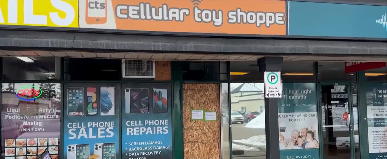 Security camera captures north Edmonton cellphone store robbery