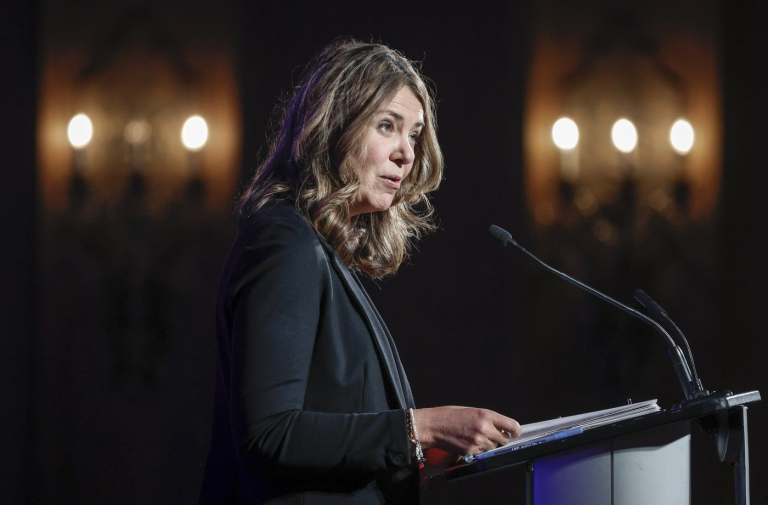 Smith defends not increasing Alberta's minimum wage, set to be lowest ...